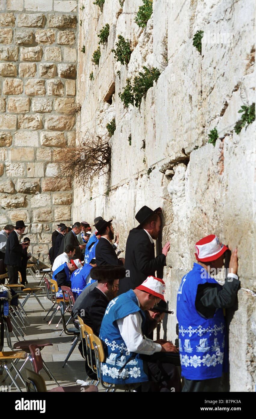 Makuya pilgrims pray in Jerusalem's wailing wall Stock Photo - Alamy