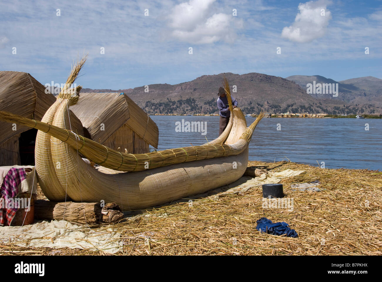 A man builds a reed raft on Lake Titicaca Peru Stock Photo - Alamy