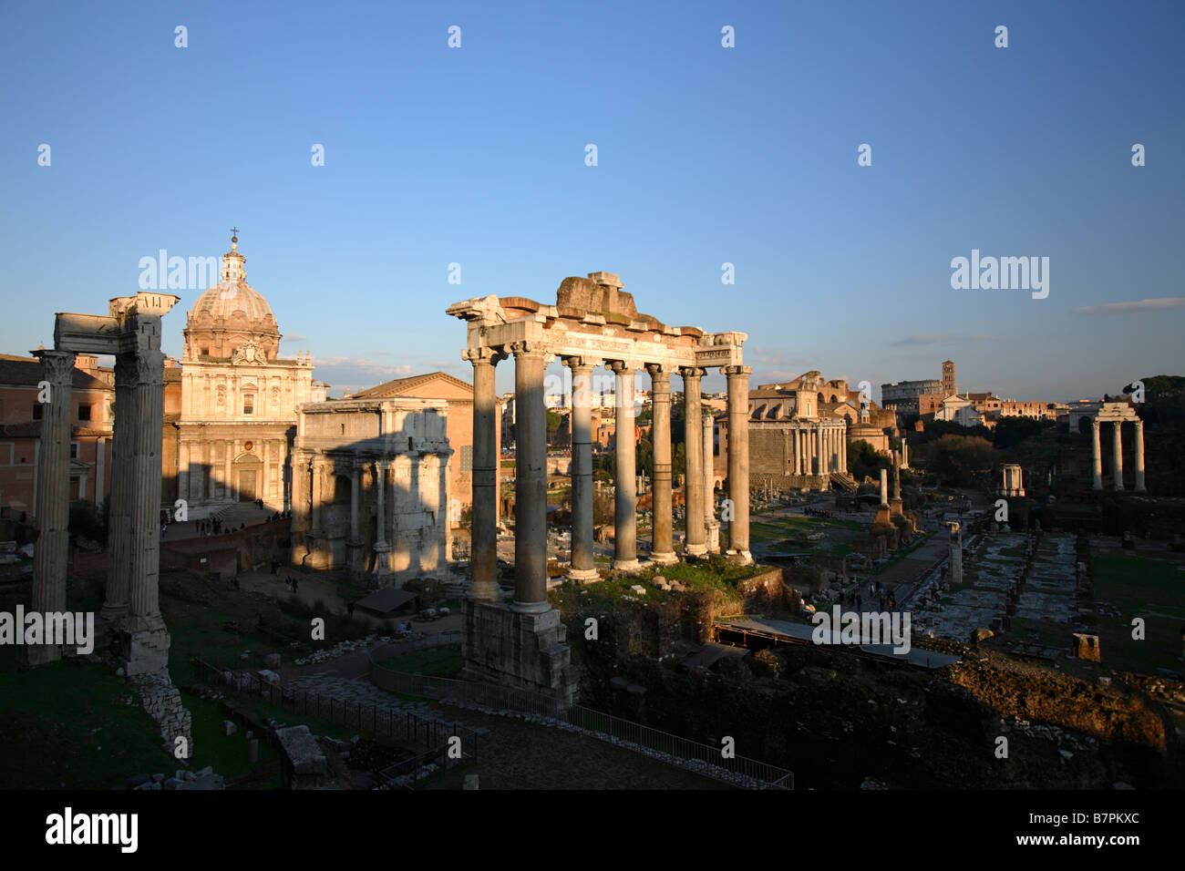 Forum city ruins ancient pillars roman rome hi-res stock photography ...