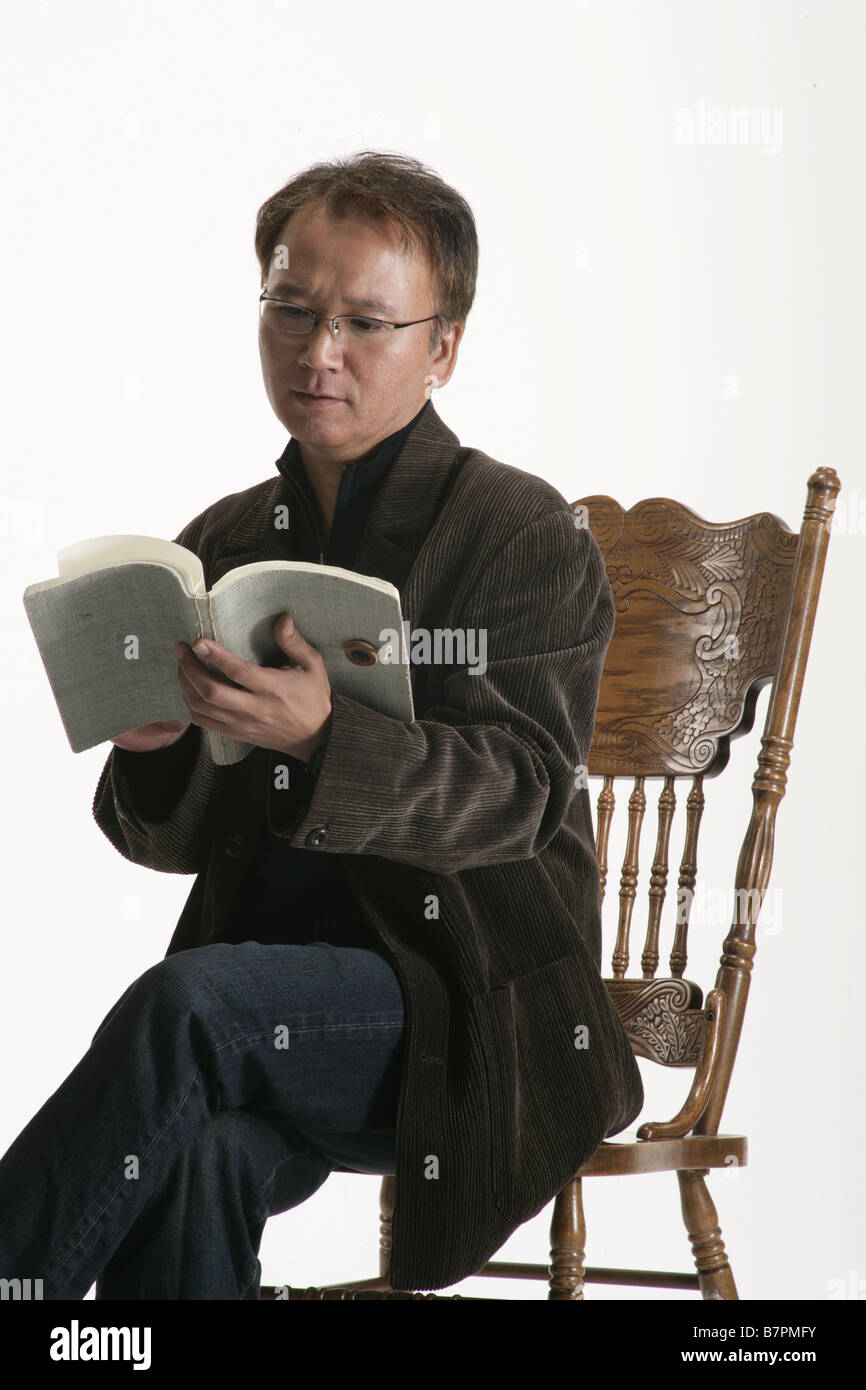 A man reading a book Stock Photo - Alamy