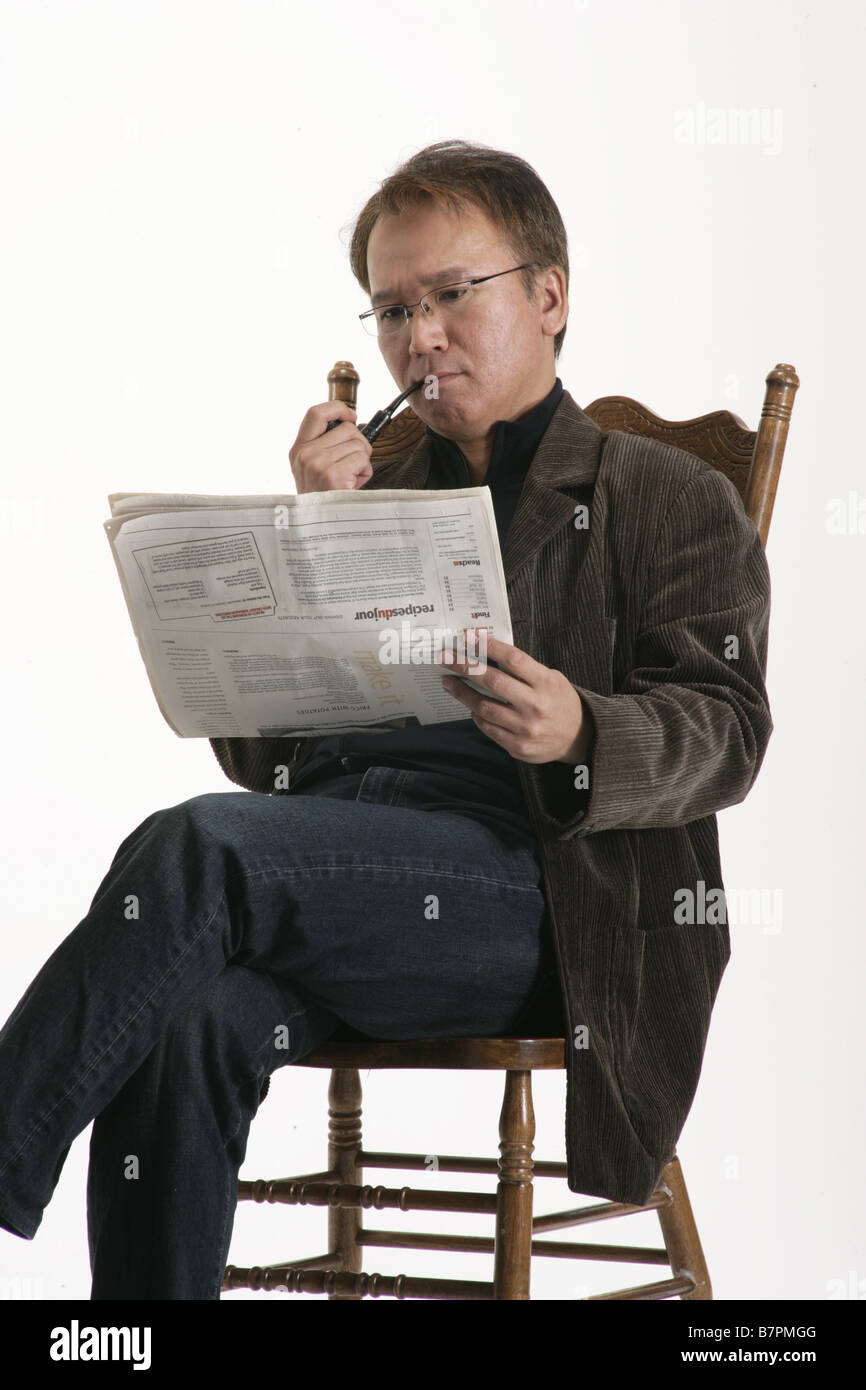 Man smoking pipe reading newspaper hi-res stock photography and images ...