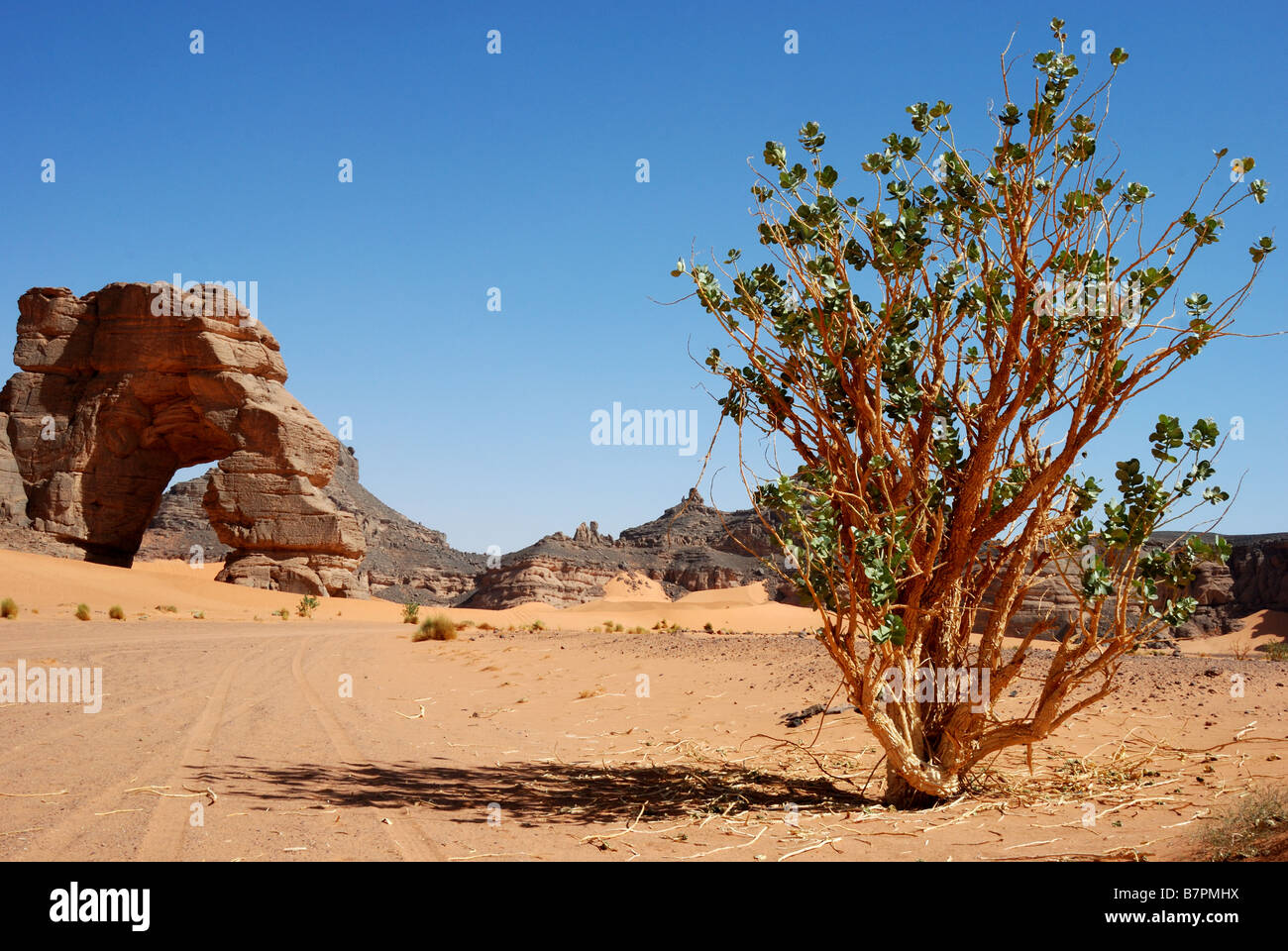 Fozzigiaren natural Arch in Tadrart Acacus Stock Photo - Alamy
