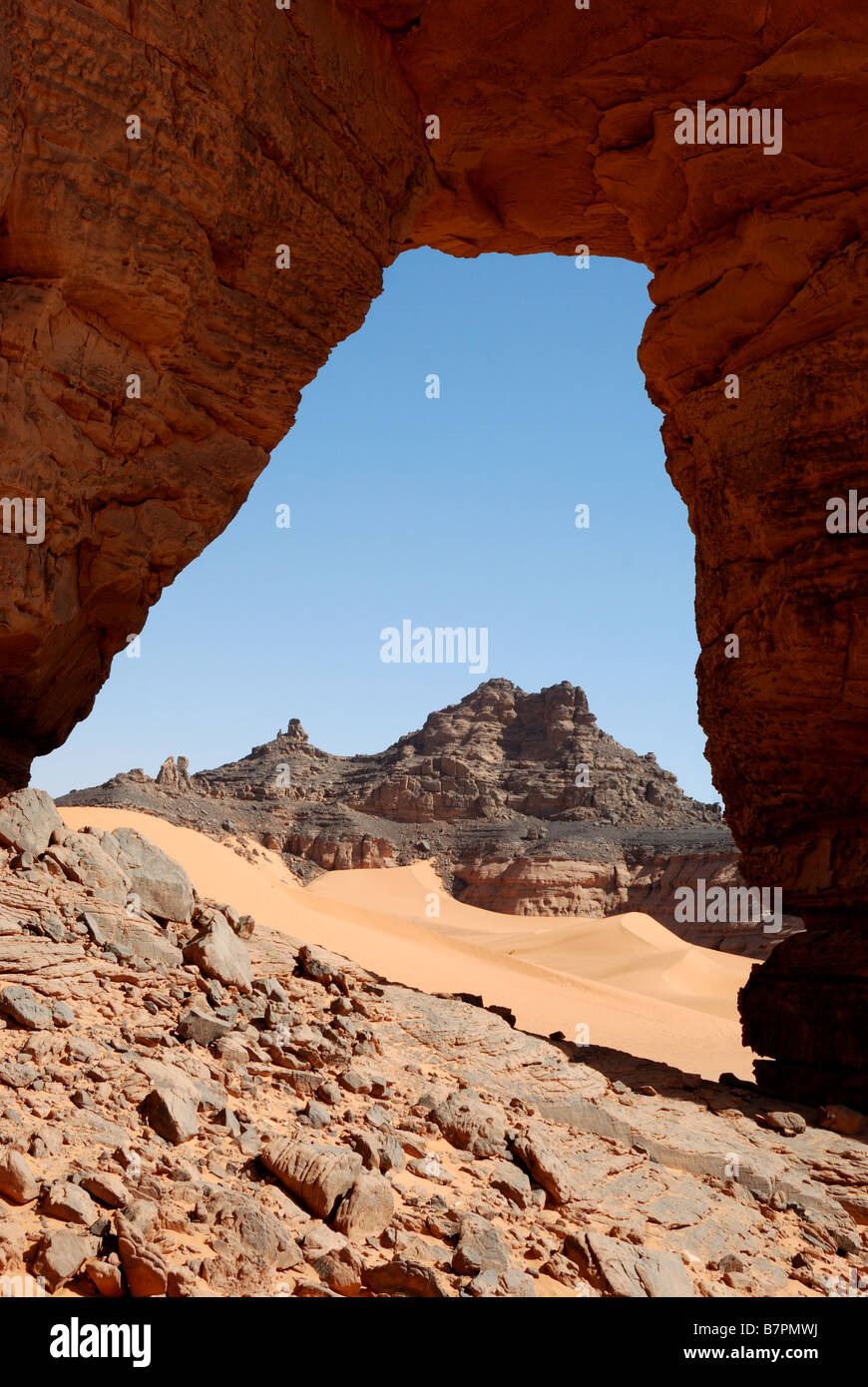 Fozzigiaren natural Arch in Tadrart Acacus Stock Photo - Alamy
