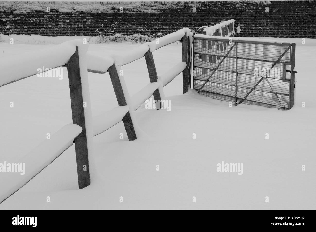 Farm fence hi-res stock photography and images - Alamy