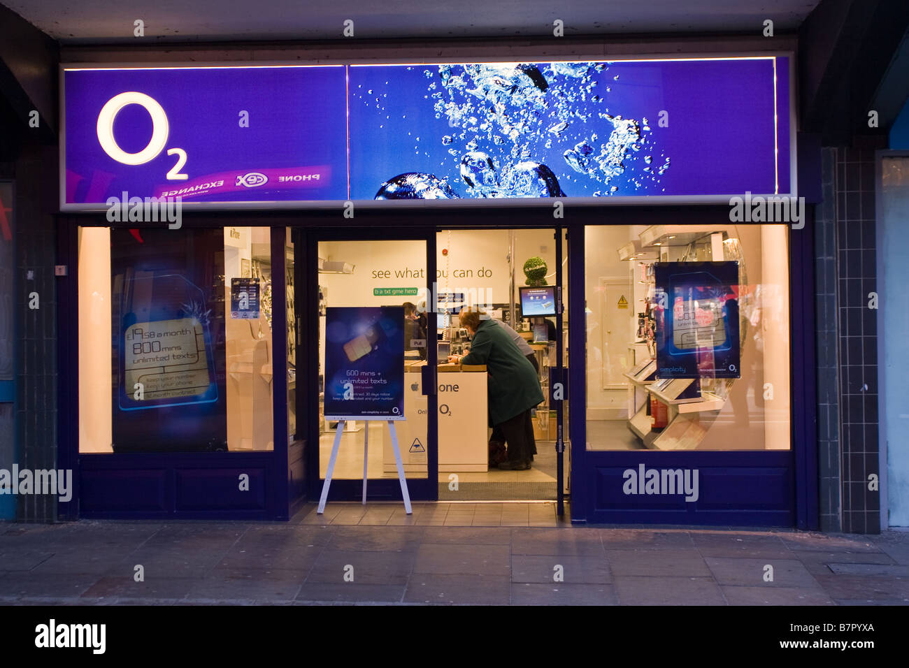 O2 shop hi-res stock photography and images - Alamy
