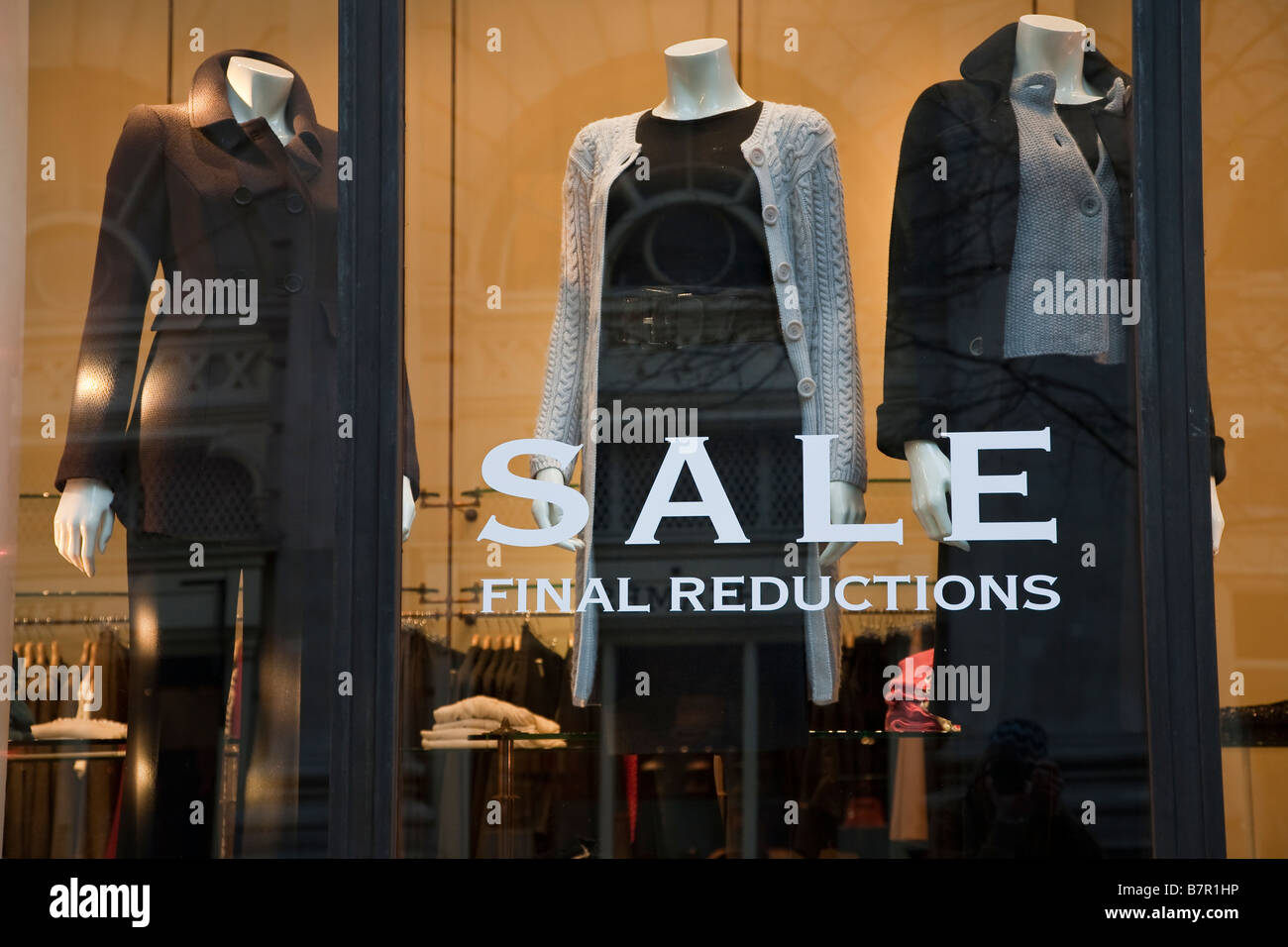 Pound world shops hi-res stock photography and images - Alamy