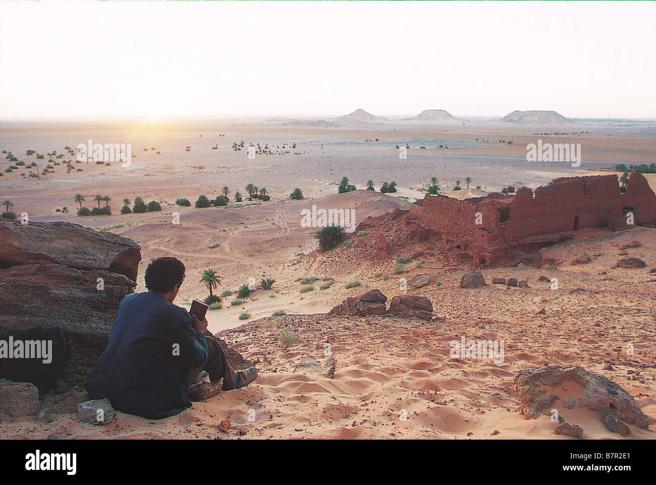 L'Autre Monde Year: 2000 France / Algeria Director: Merzak Allouache ...