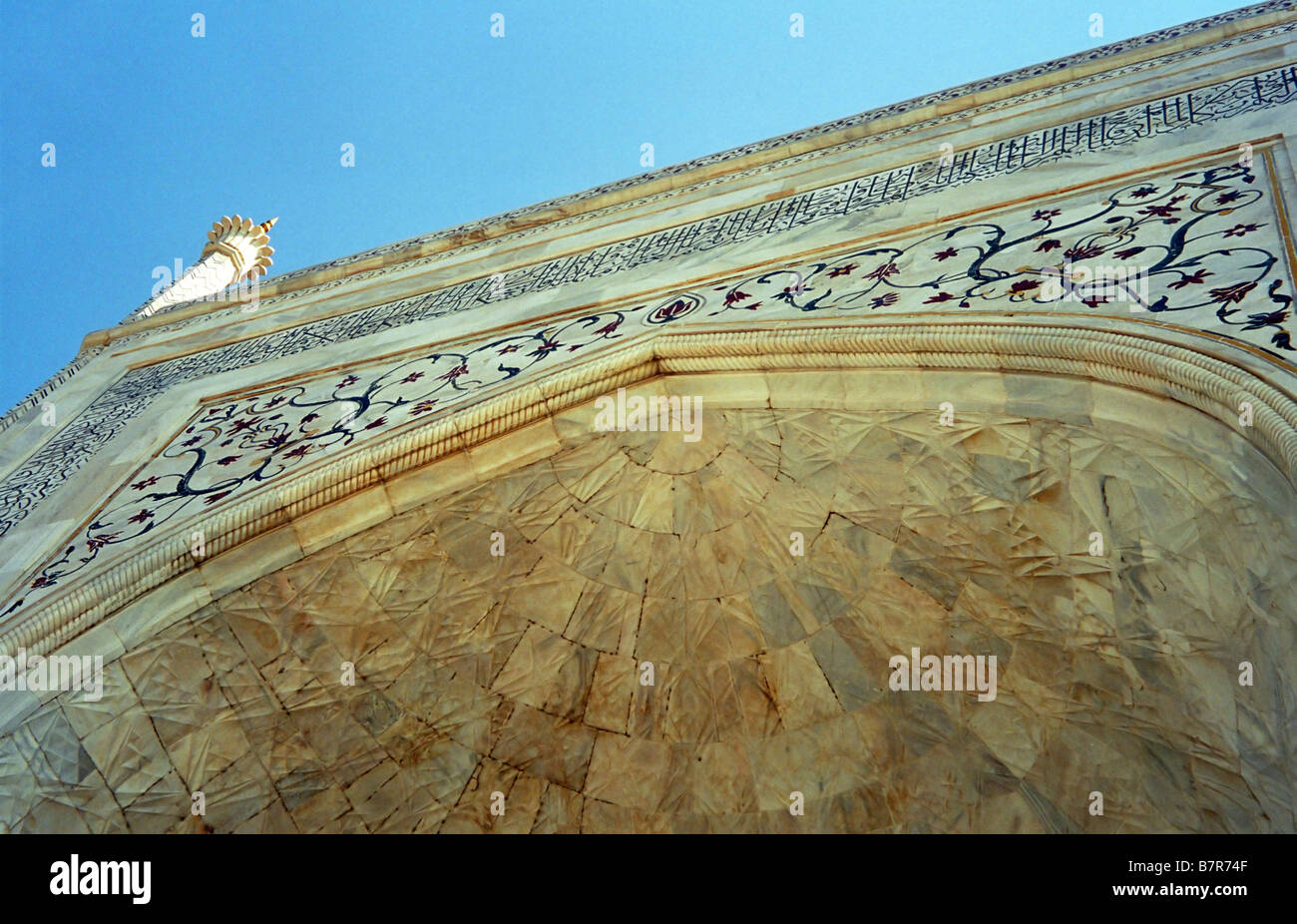 Close-up of the carved marble dome and the decorative detail of the Taj ...