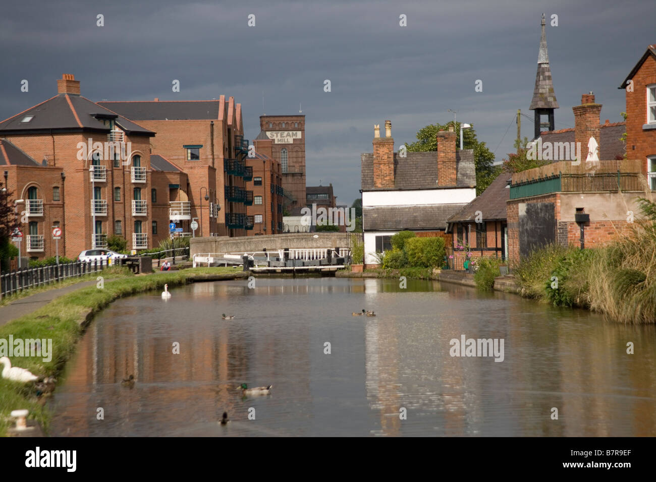 Lock on the Shropshire Union Canal in the centre of Chester, England ...