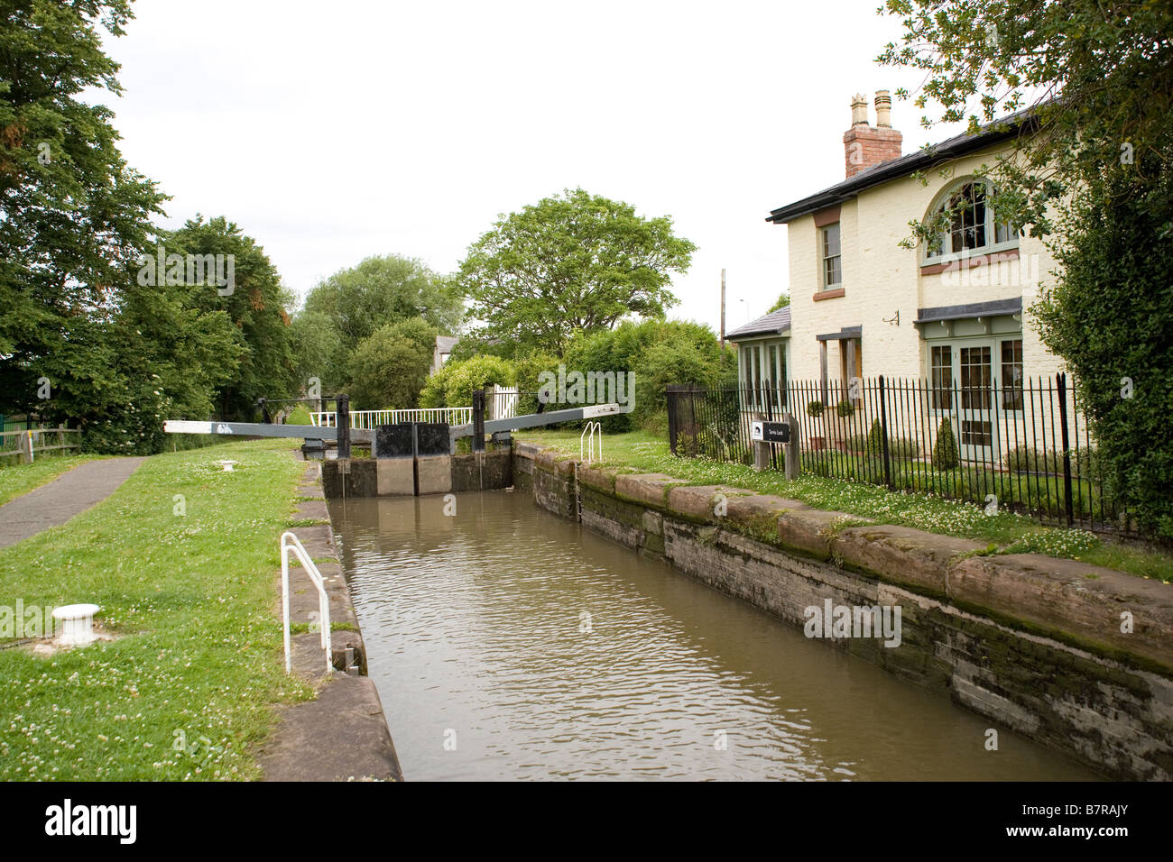 Lock on the Shropshire Union Canal in the centre of Chester, England ...