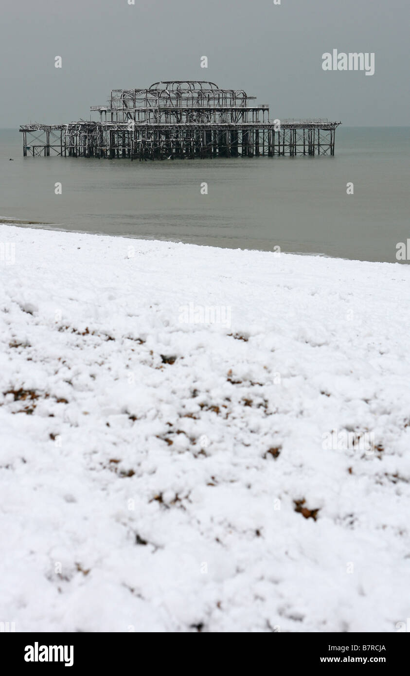 Brighton snow beach pier hi-res stock photography and images - Alamy
