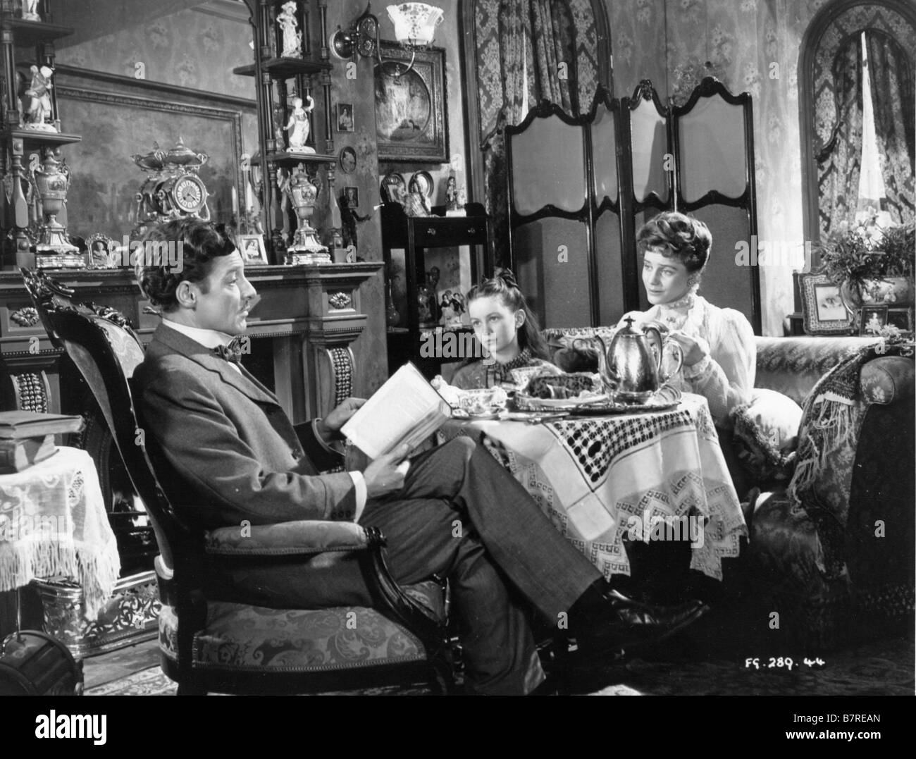 The magic box 1951 robert donat Black and White Stock Photos & Images ...