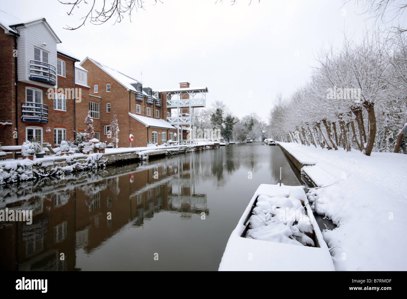 River wey winter scene weybridge snow hi-res stock photography and ...