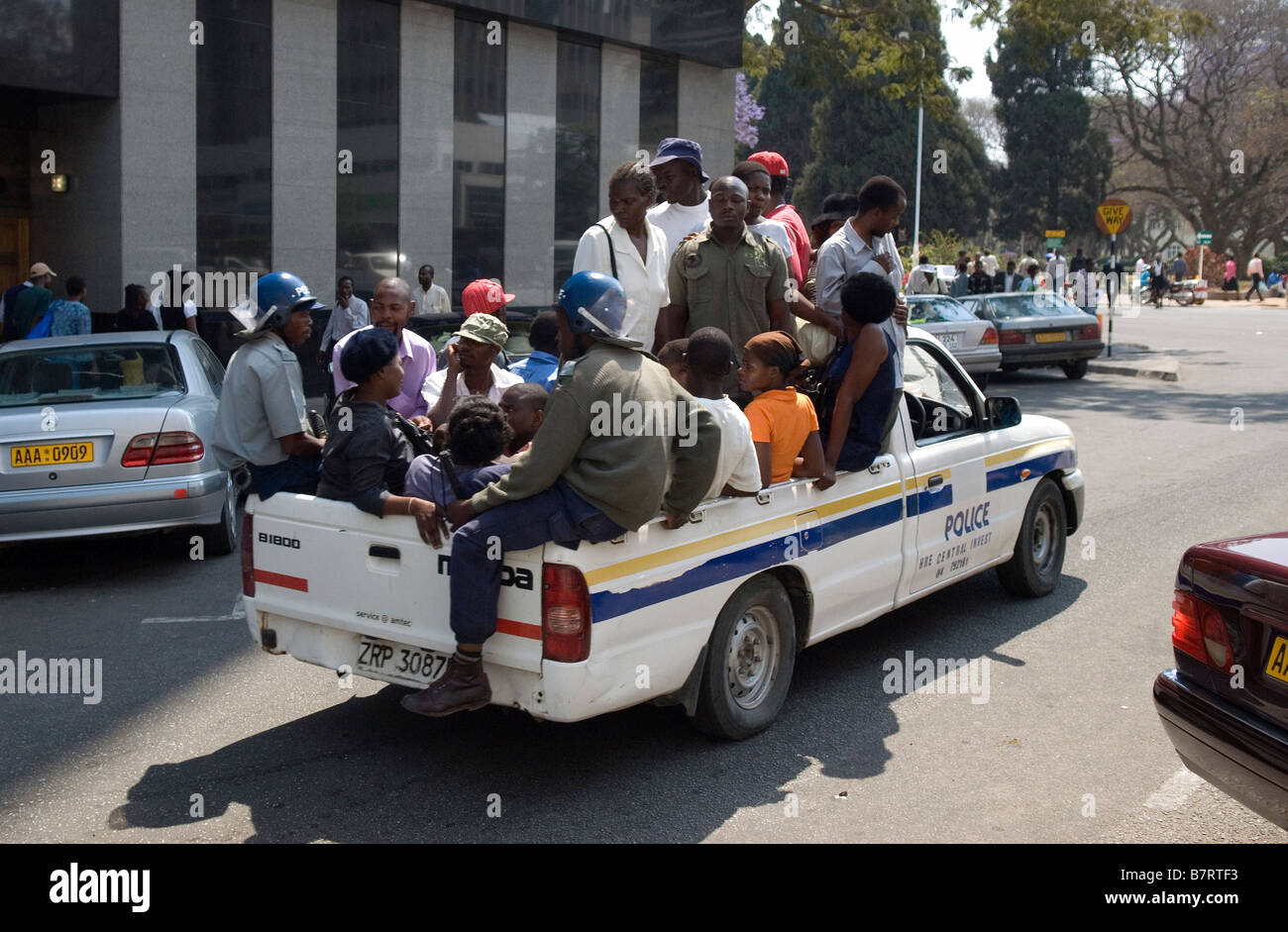 Police arrest For-Ex touts in downtown Harare Stock Photo - Alamy
