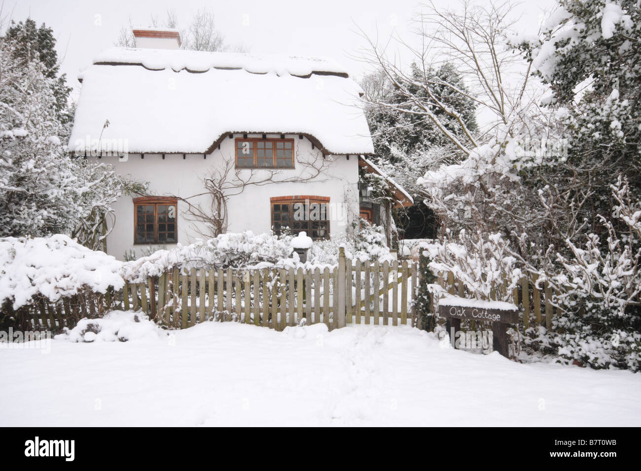 thatched cottage in snow Stock Photo - Alamy