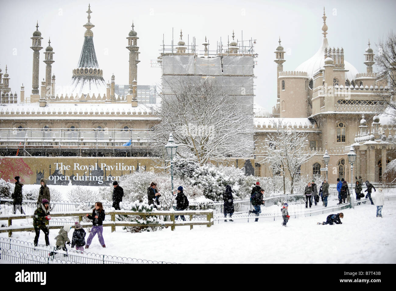 Brighton pavilion snow hi-res stock photography and images - Alamy
