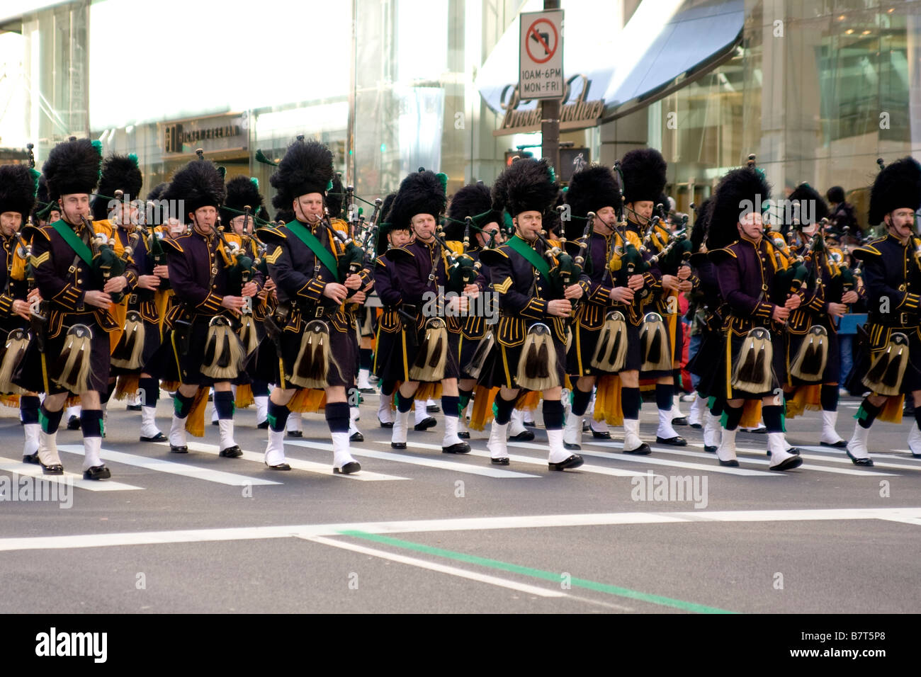 Irish soldiers on parade hi-res stock photography and images - Alamy