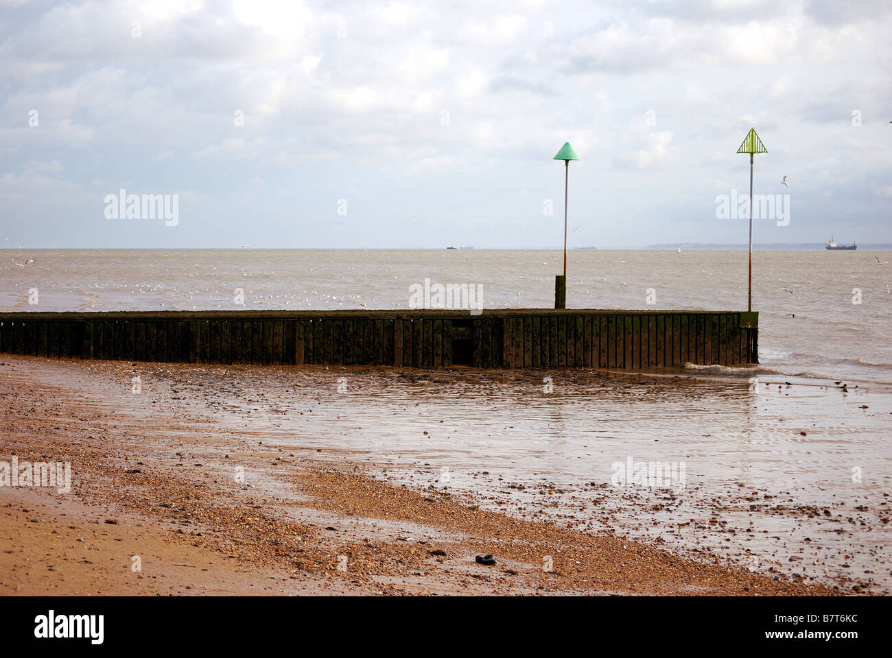 Sea with mud and pier hi-res stock photography and images - Alamy