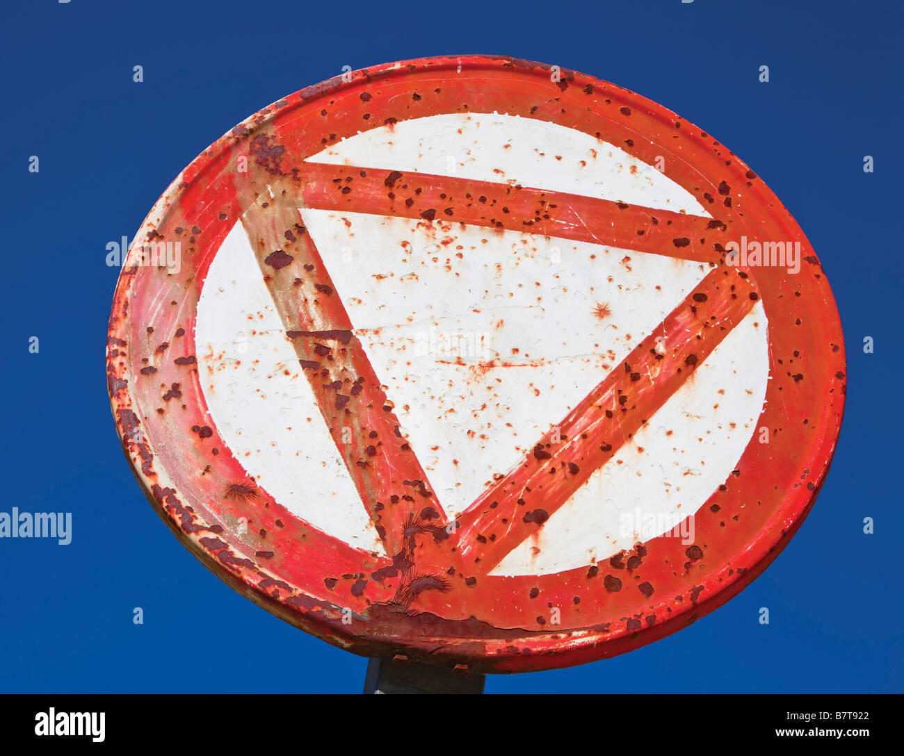Yield sign hi-res stock photography and images - Alamy