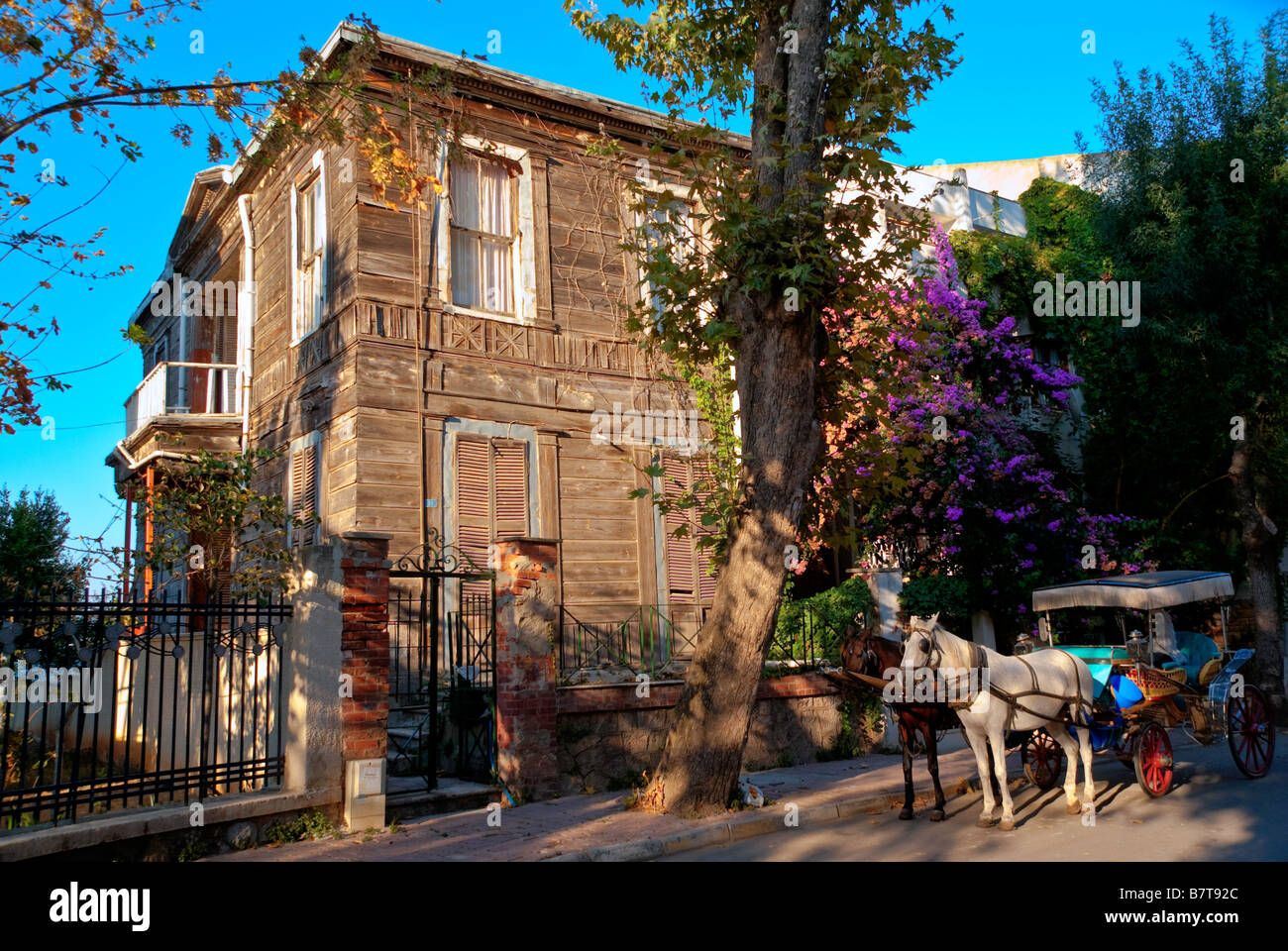 Traditional istanbul house hi-res stock photography and images - Alamy