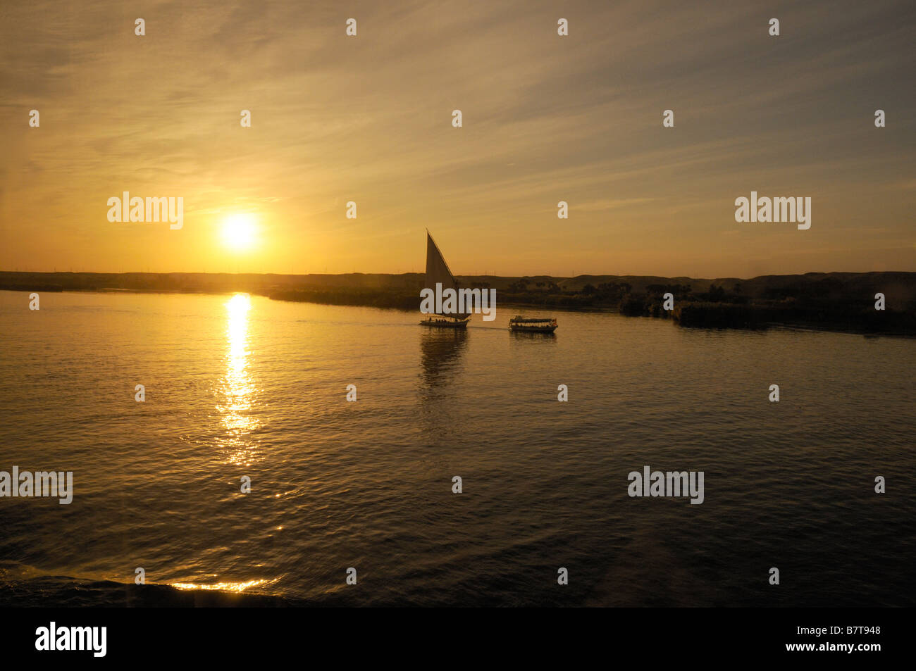 Ancient egyptian fresco boat hi-res stock photography and images - Alamy