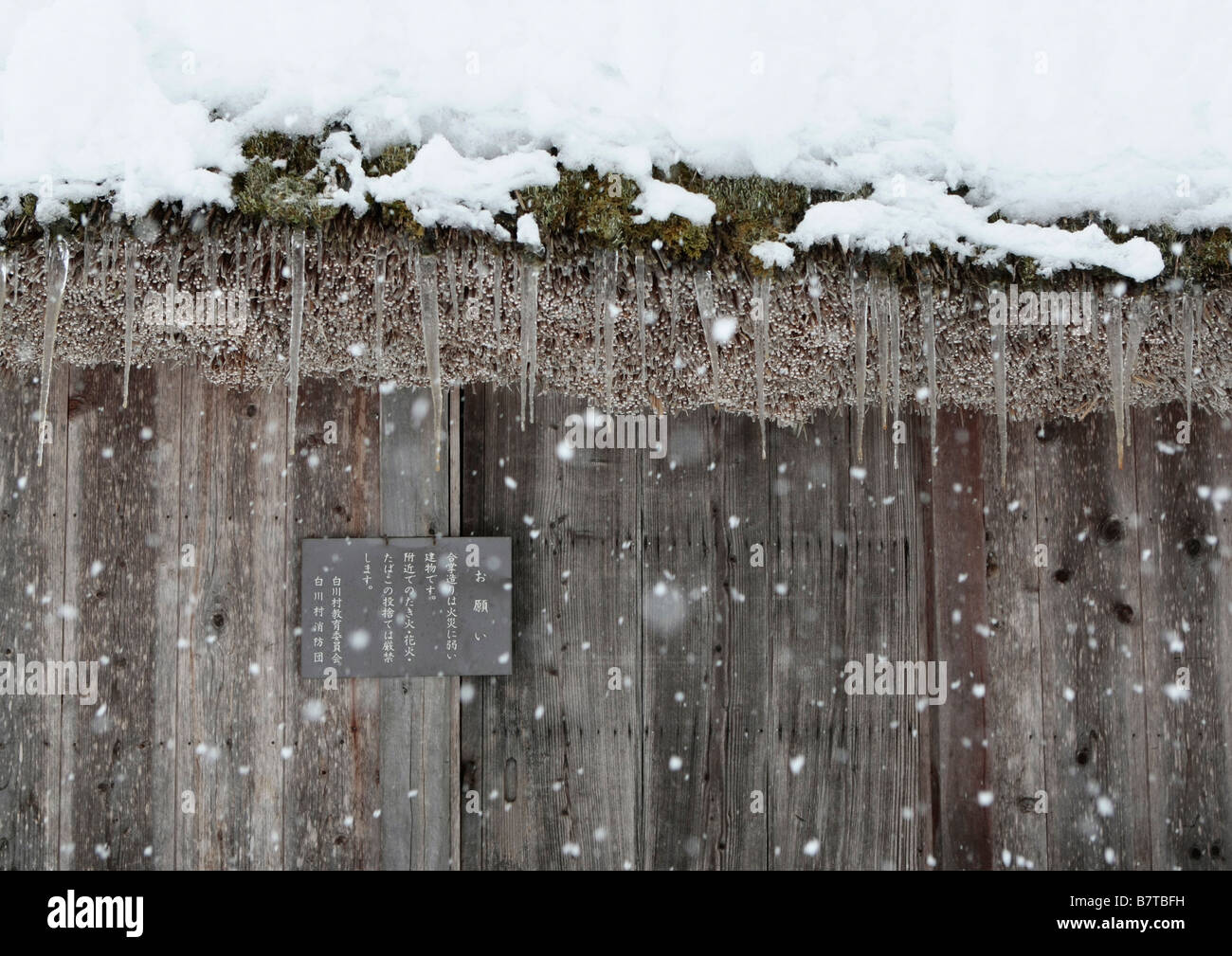 Wooden sign with snow on a log in winter hi-res stock photography and ...