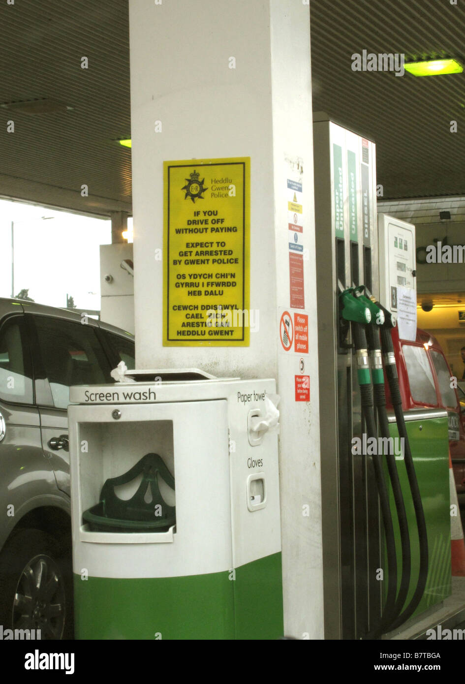 Tank road sign uk hi-res stock photography and images - Alamy