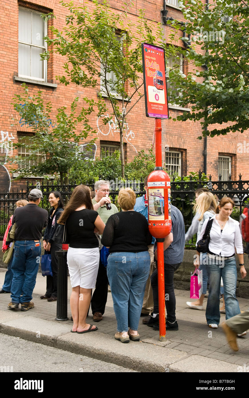 Tourists at the bus stop, Dublin Ireland, August 2006 Stock Photo - Alamy