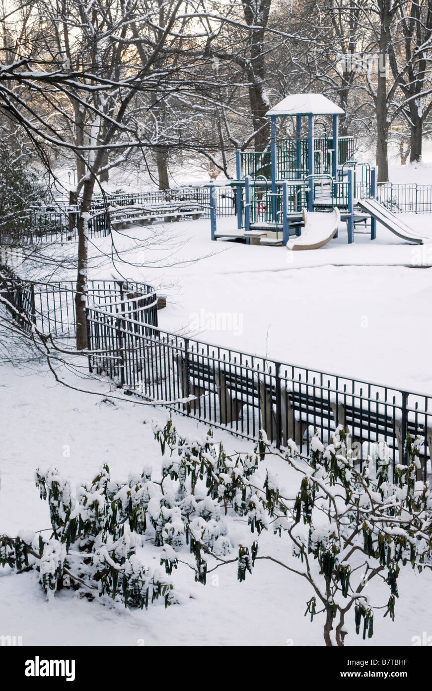 Empty park in snow hi-res stock photography and images - Alamy