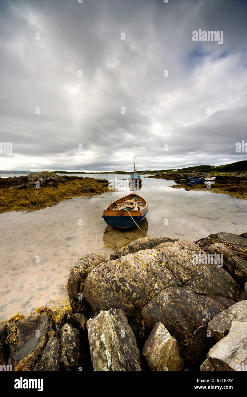 Boat on the rocks hi-res stock photography and images - Alamy