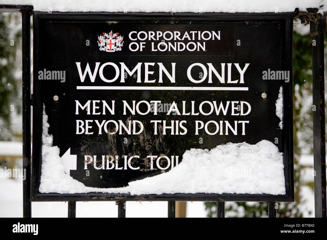 Hampstead ponds sign hi-res stock photography and images - Alamy