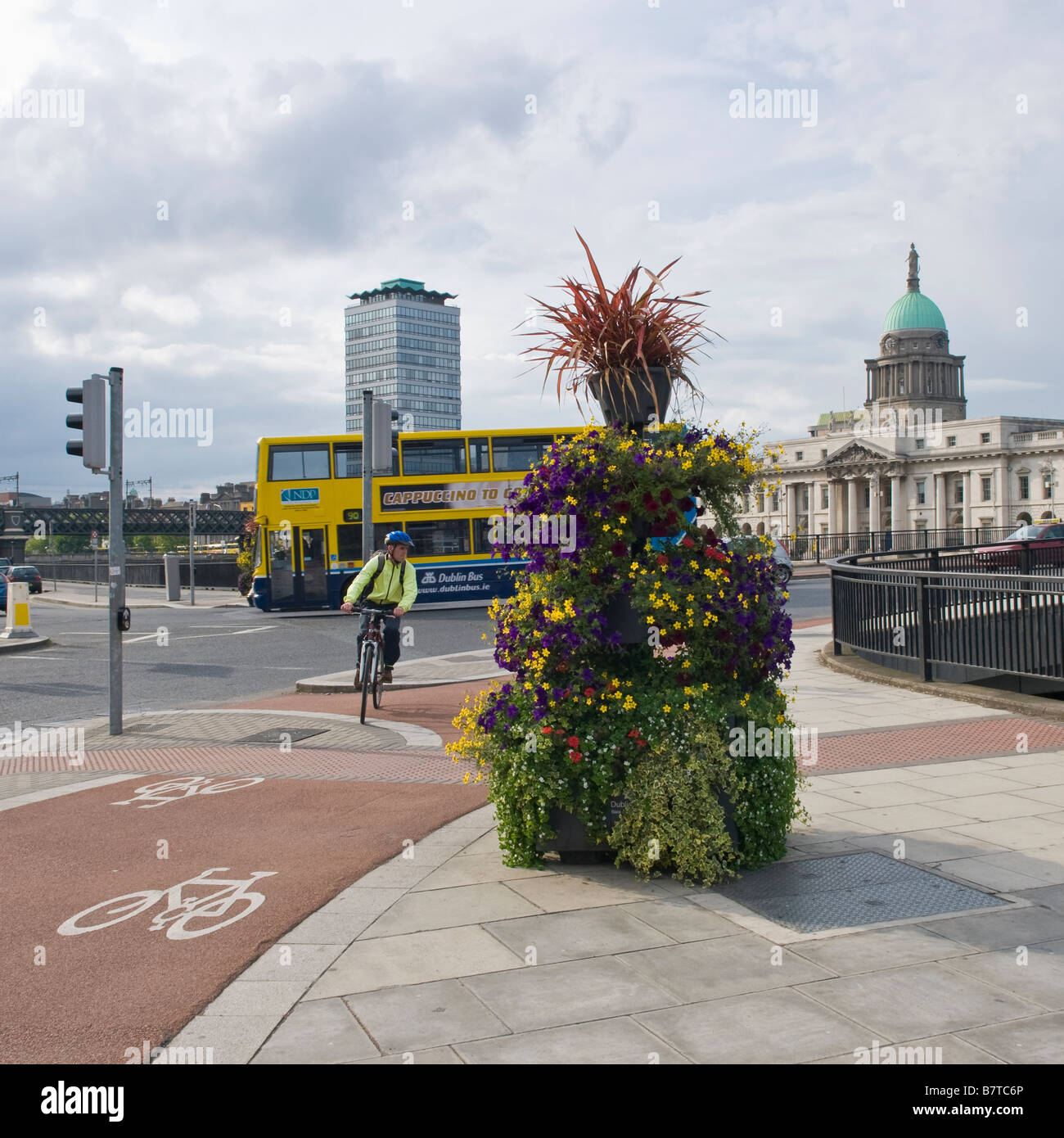 Bicycle path over Talbot Memorial Bridge and Custom House, Docklands ...