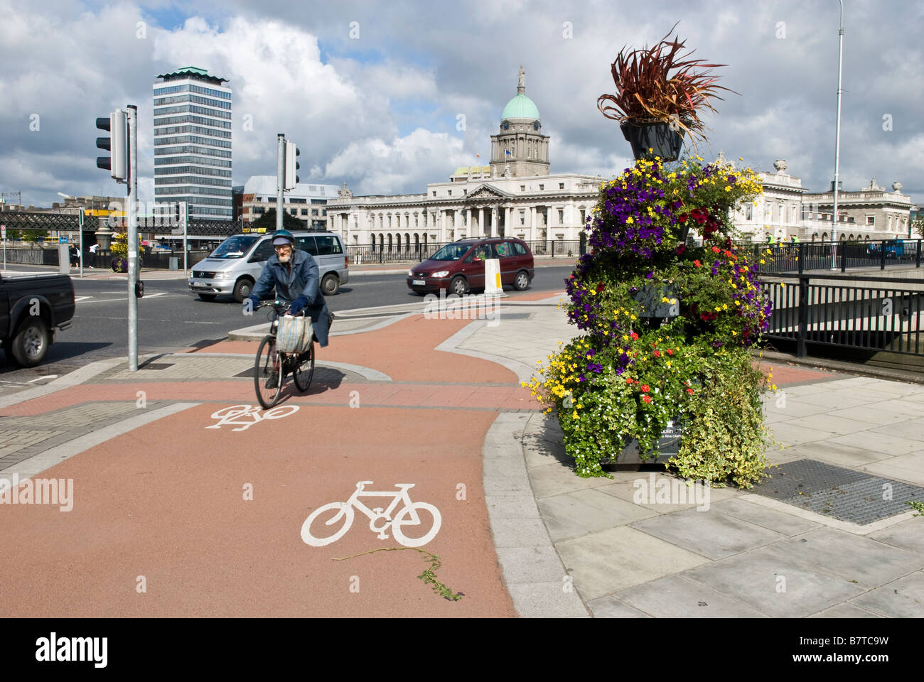 Dublin bridge path hi-res stock photography and images - Alamy
