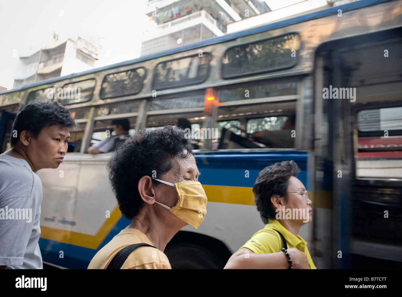 Woman wearing face mask against heavy traffic air pollution Chinatown ...