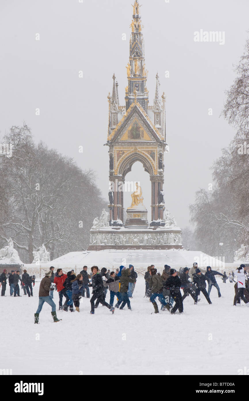 School children are having snowball fight in Kensington Gardens covered ...