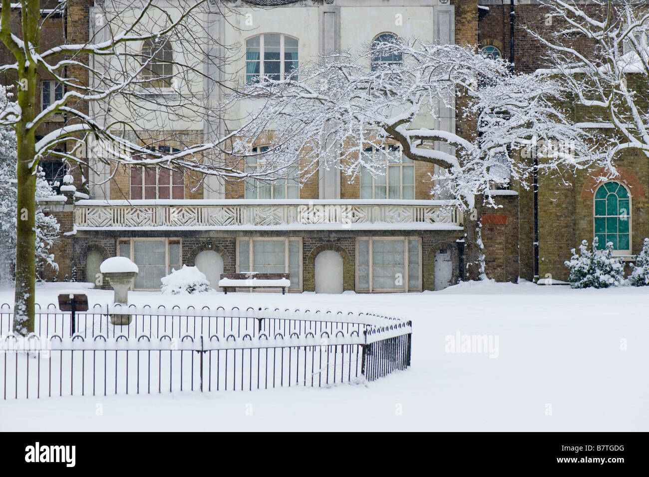 English manor house snow hi-res stock photography and images - Alamy