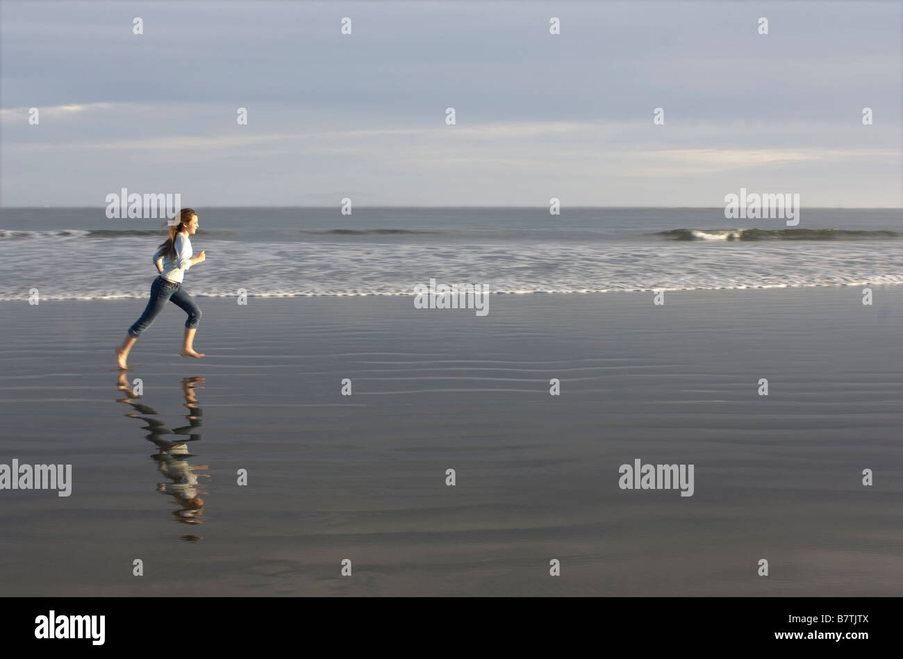 Teen at the beach hi-res stock photography and images - Alamy