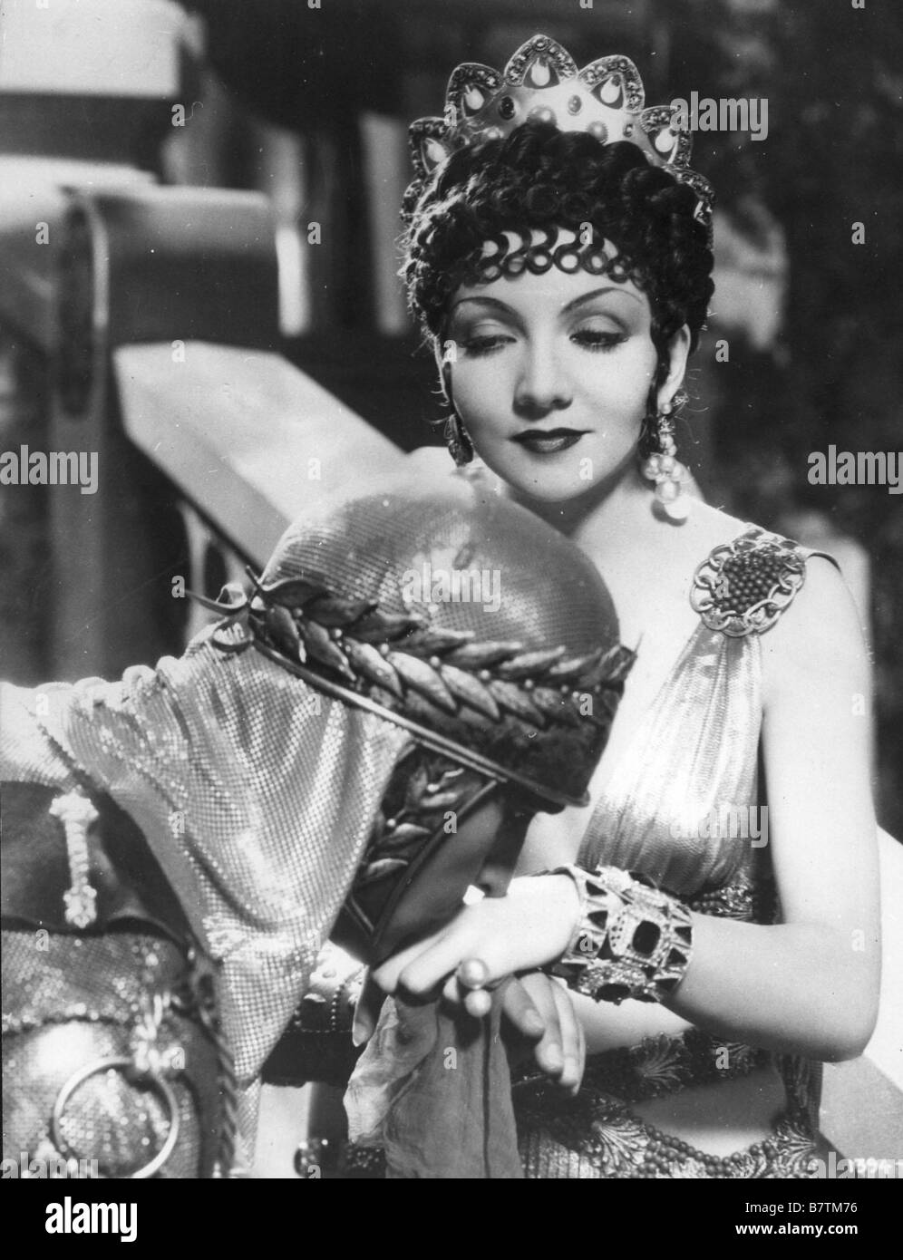Claudette colbert sign cross 1932 hi-res stock photography and images ...
