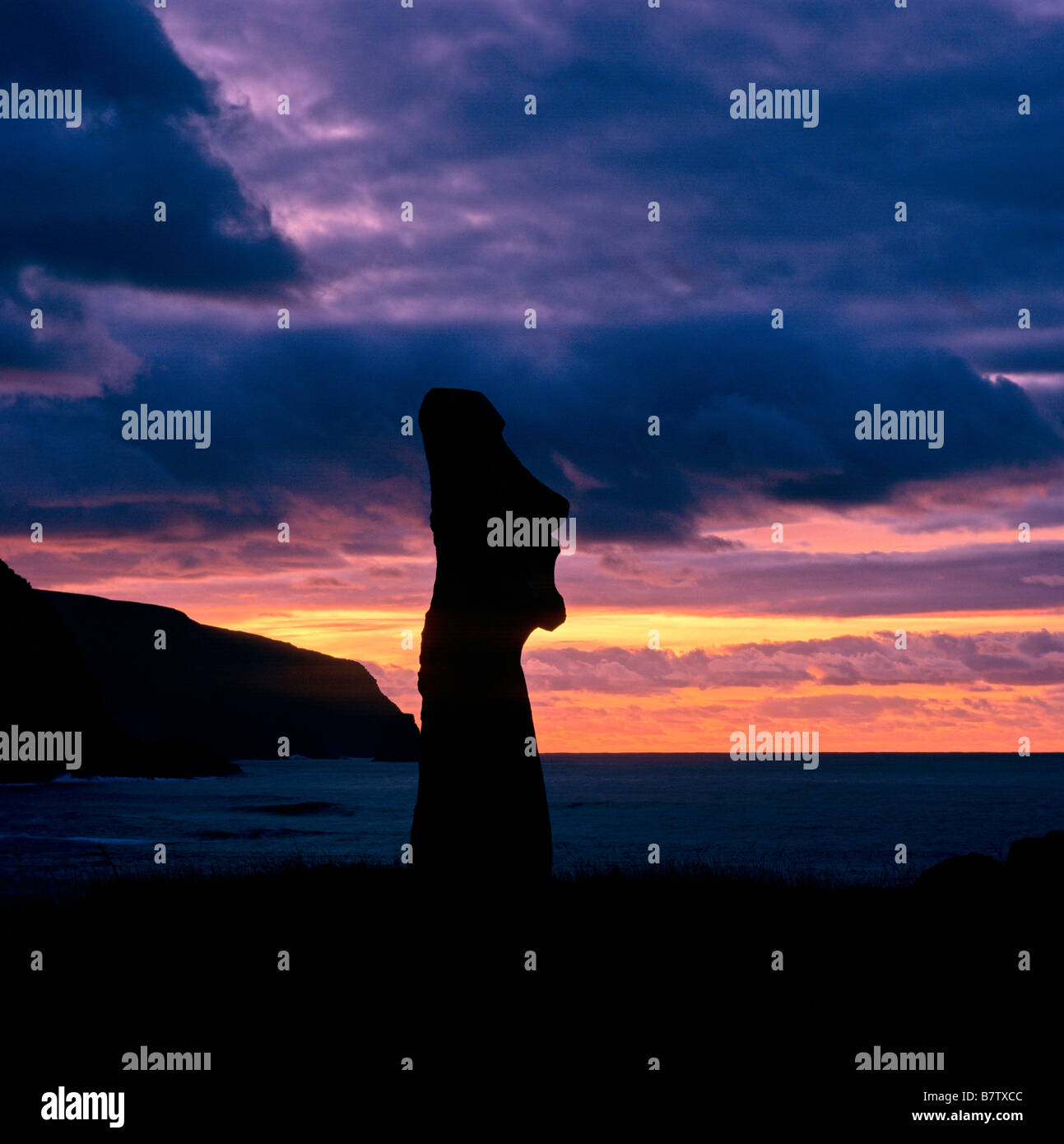 Sunrise Ahu Tongariki Stock Photo - Alamy