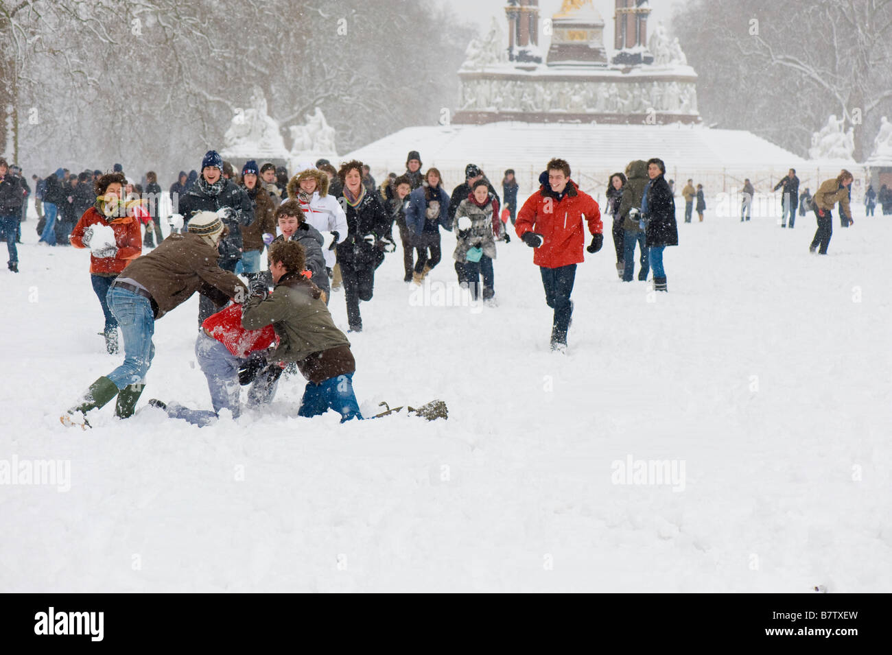 School children are having snowball fight in Kensington Gardens covered ...