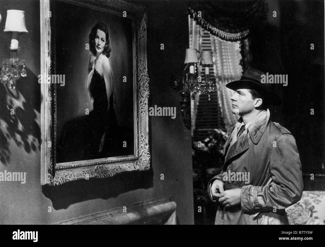 Laura Year: 1944 USA Dana Andrews, devant le portrait de Gene Tierney ...