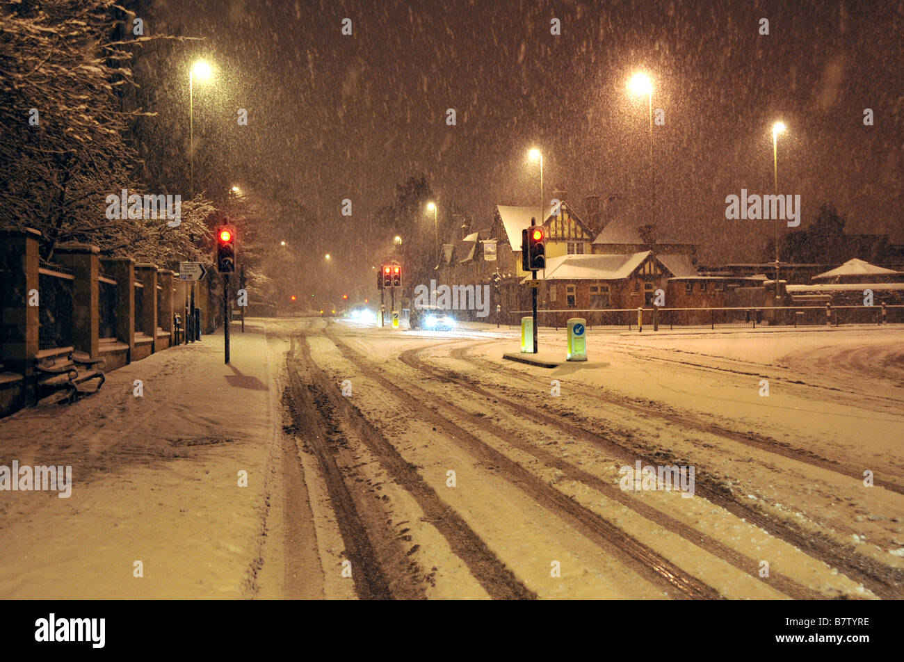 Snow falling at 4:00am on The Plain (from Magdalen Bridge) in Oxford ...