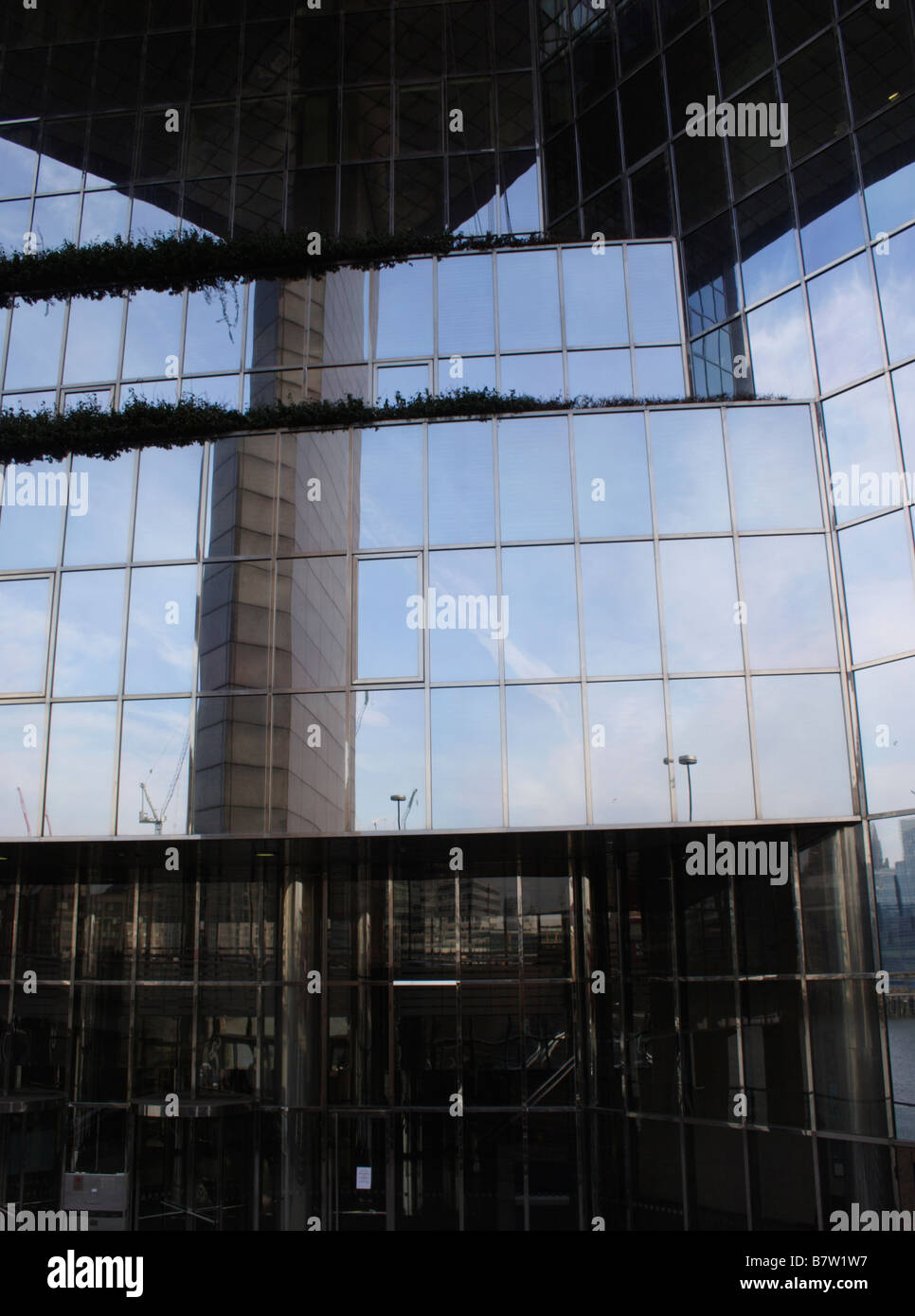 No. 1 London Bridge Office Building South Bank London Stock Photo - Alamy
