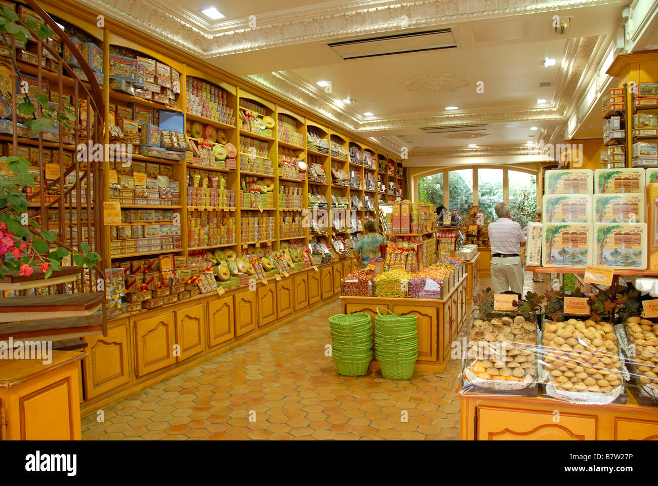 Sweets supermarket shelves hi-res stock photography and images - Alamy