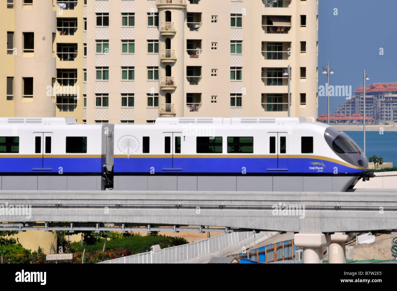 Dubai palm jumeirah monorail train hi-res stock photography and images ...