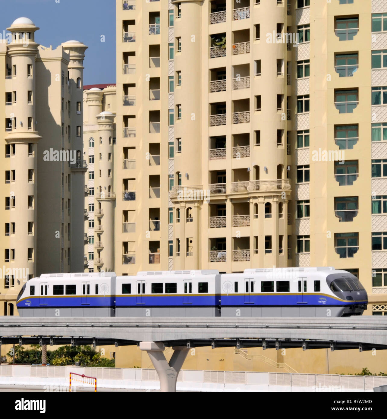 Dubai palm jumeirah monorail train hi-res stock photography and images ...