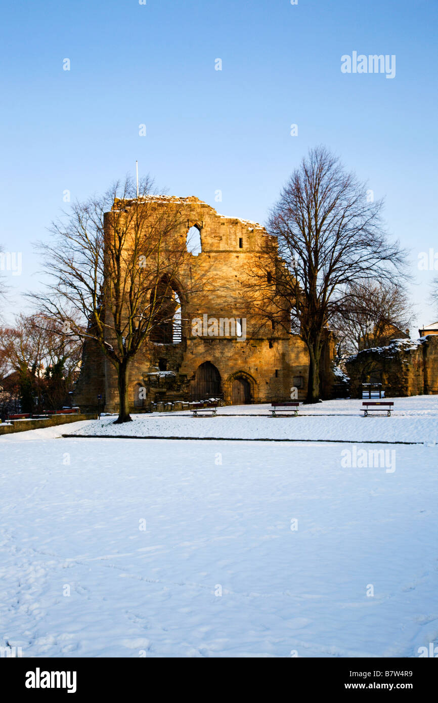 Knaresborough castle winter snow hi-res stock photography and images ...