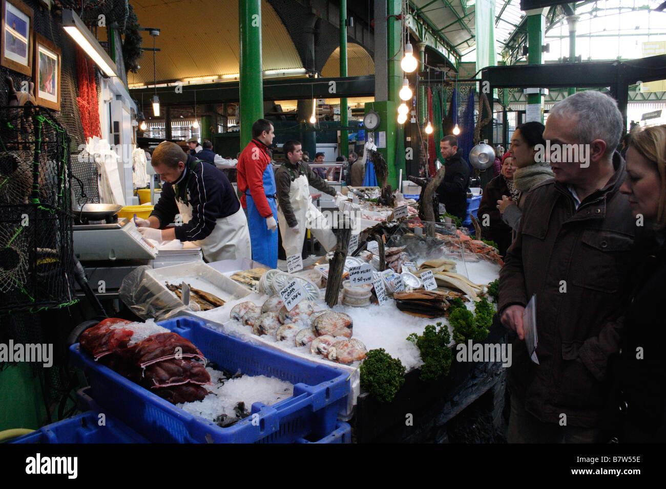 Seafood stall hi-res stock photography and images - Alamy