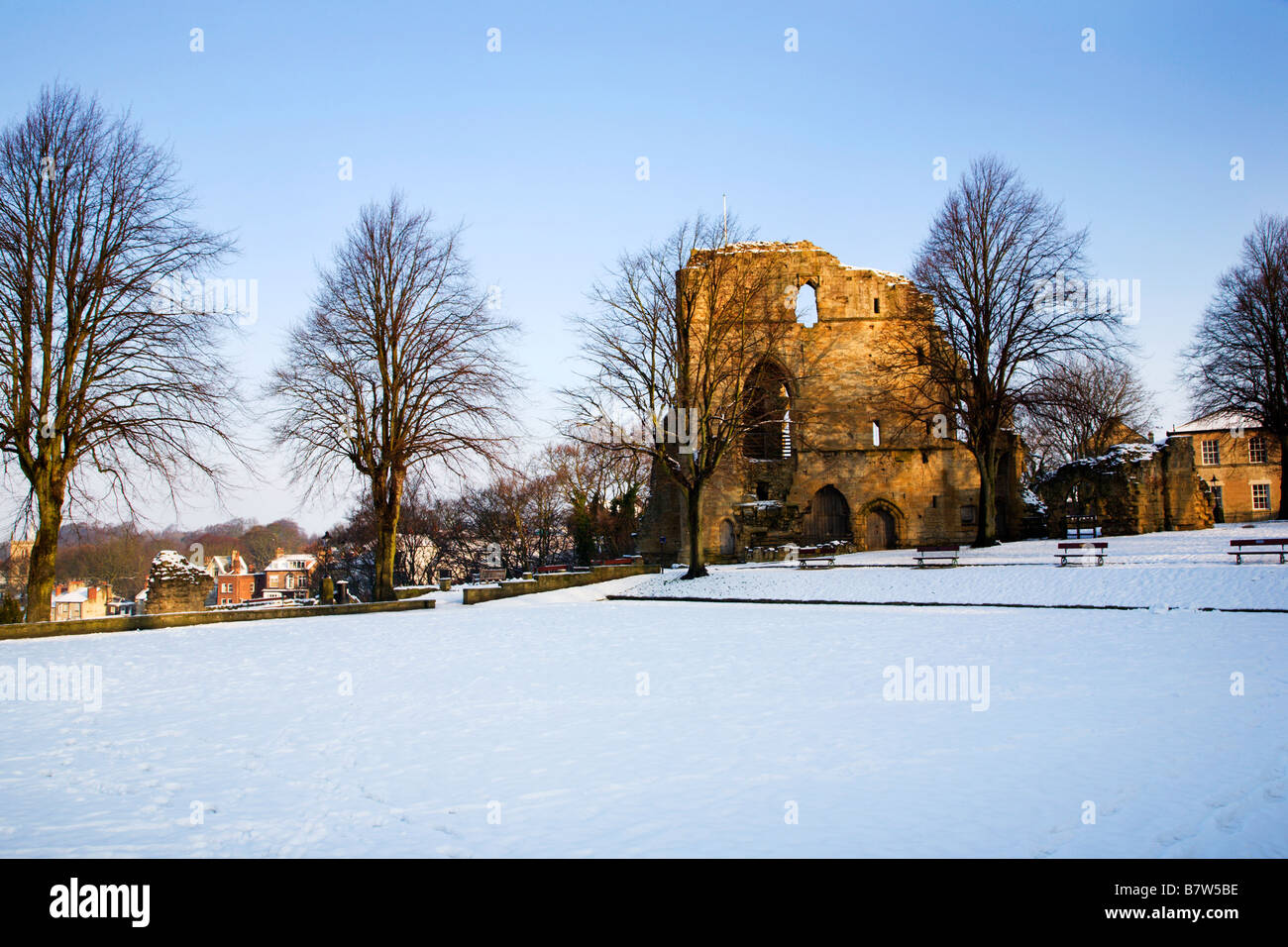 Knaresborough castle winter snow hi-res stock photography and images ...