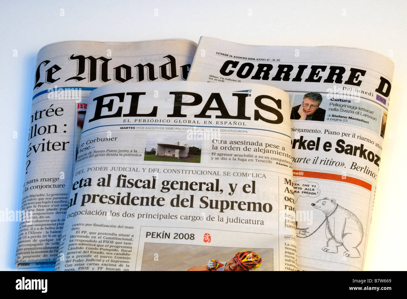 Newspaper headlines broadsheet hi-res stock photography and images - Alamy